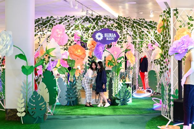 BUNGA-BUNGA GERGASI HIASI “SECRET GARDEN” RAMLEE MALL, SURIA KLCC ...