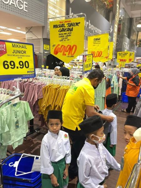PENGUSAHA SHELL AREA CO6 SUMBANG KEPERLUAN RAYA KEPADA ANAK YATIM ...